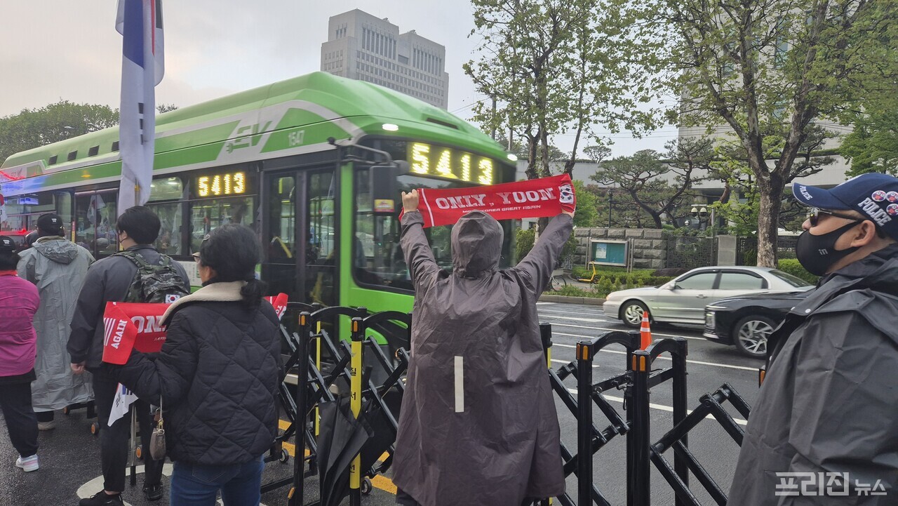 서초동 인근 가득 메운 'ONLY YOON' 집회