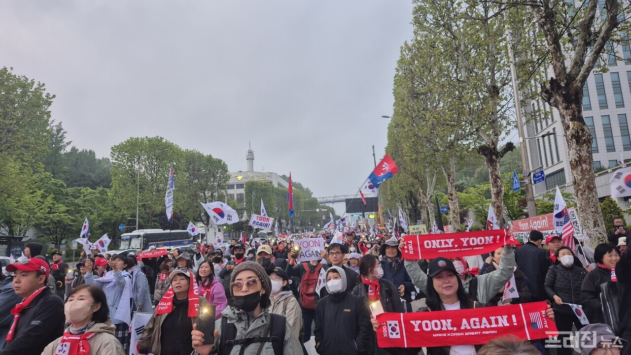 서초동 인근 가득 메운 'ONLY YOON' 집회